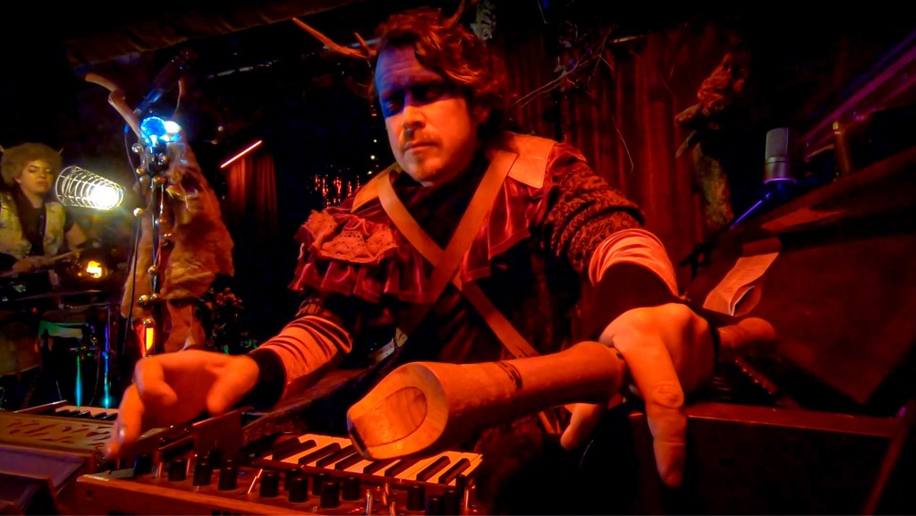 Lunatraktors - Solstice Wyrd: New Music : At The Barrier