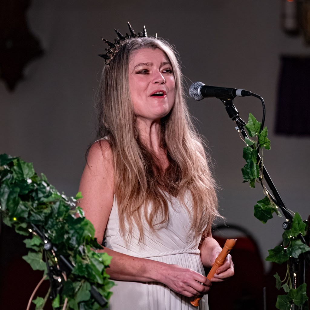 Mediæval Bæbes - Stoke Minster: Live Review : At The Barrier